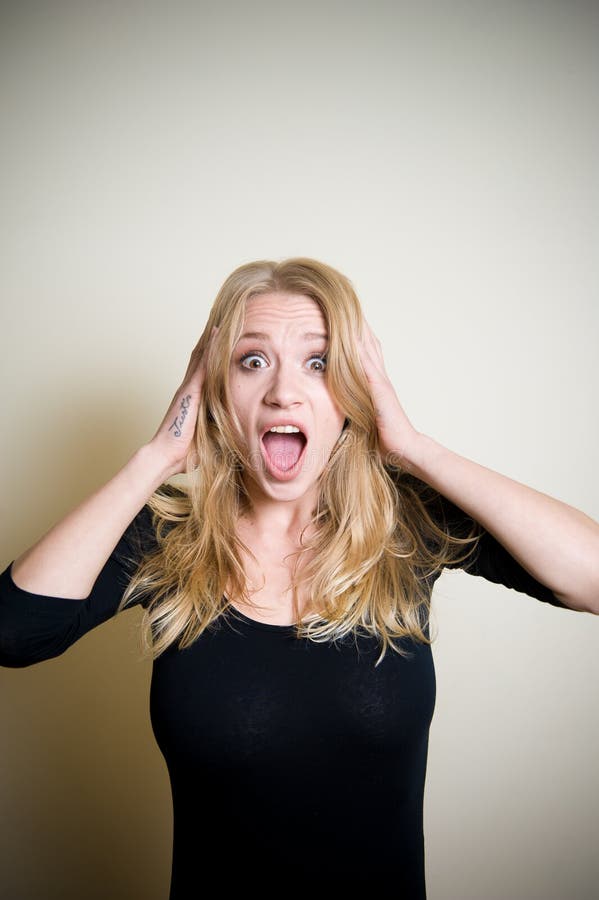 Mujer Alternativa Joven Pasmada Del Adolescente En El Retrato Blanco ...