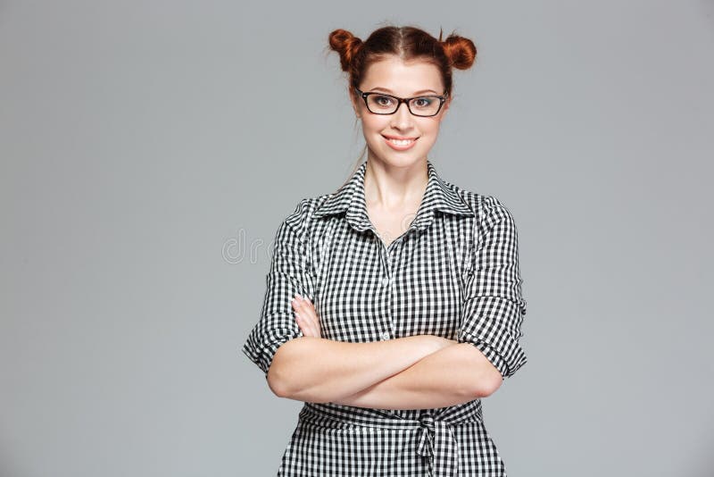 Mujer Joven Preciosa Feliz En Los Vidrios Que Se Colocan Con Las Manos