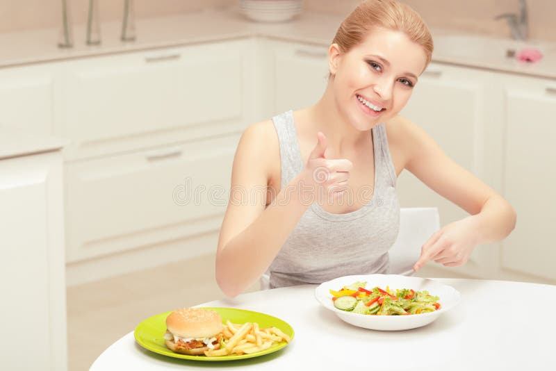 Mujer Joven Que Elige El Almuerzo Foto de archivo - Imagen de chatarra ...