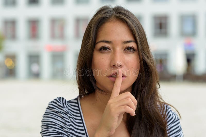 Mujer Joven Que Hace Un Gesto Que Hace Callar Foto de archivo - Imagen ...