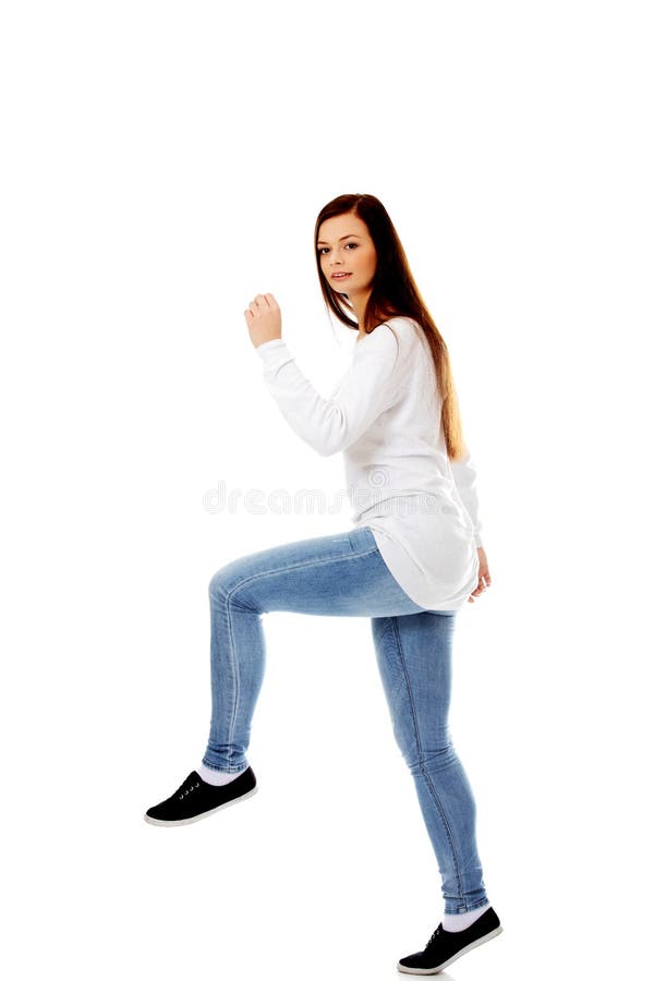 Mujer Joven Que Intenta Pisotear Algo Imagen de archivo - Imagen de ...