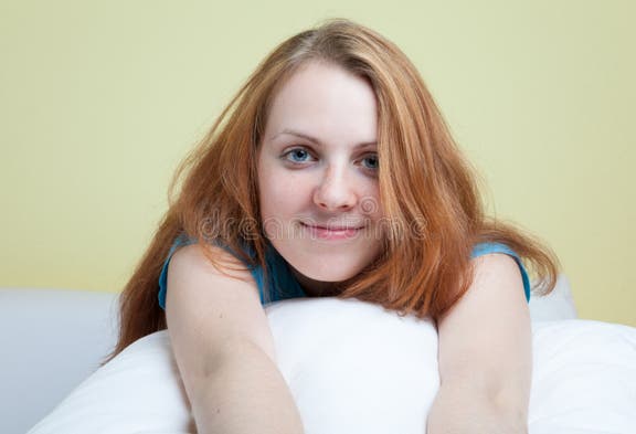 Mujer Joven Que Se Relaja En Un Sofá Imagen de archivo - Imagen de despreocupado, pista: 33547507