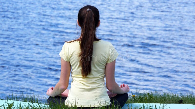 Pensamiento De La Mujer Reflexionando Fotos - Libres de Derechos y ...