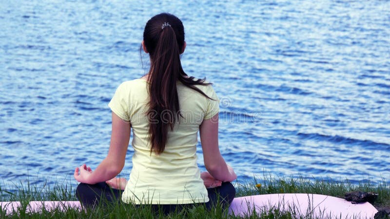 Pensamiento De La Mujer Reflexionando Fotos - Libres de Derechos y ...