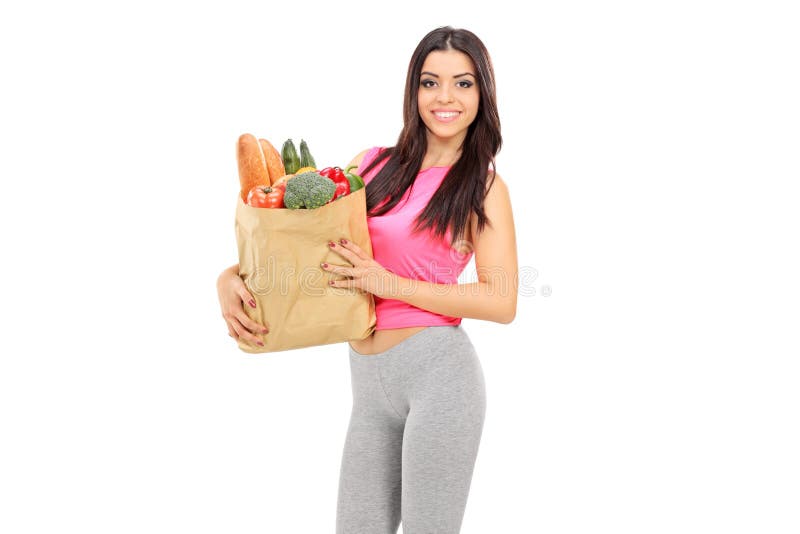 Mujer Con Comestibles En Una Bolsa Posando Frente A Una Nevera Abierta ... Mujer Con Comestibles En Una Bolsa Posando Frente A Una Nevera Abierta ...