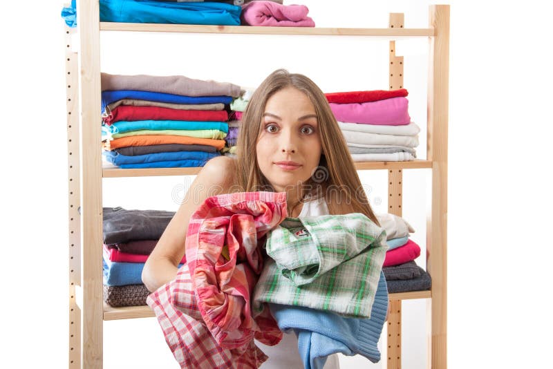 Mujer Joven Que Sostiene Una Pila De Ropa Imagen de archivo - Imagen de ...