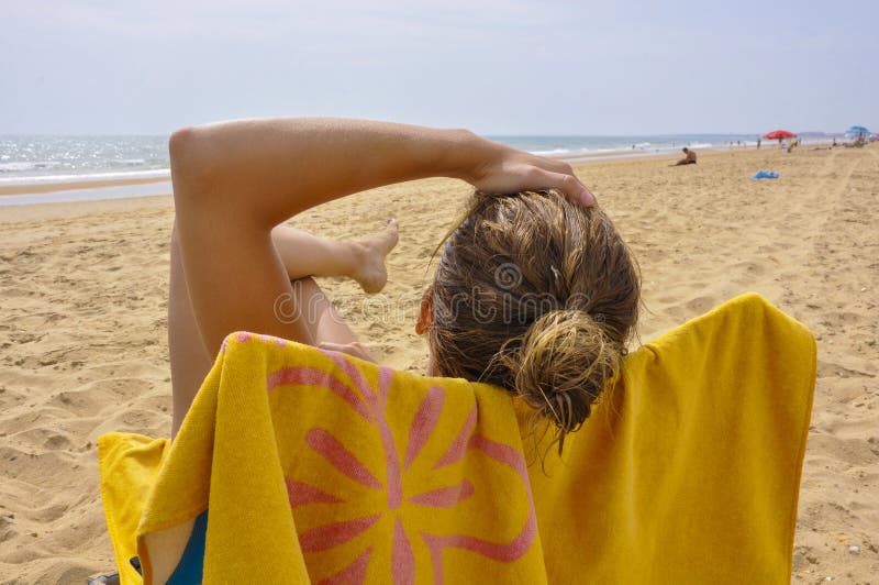 Mujer Joven En La Silla De Playa En Orilla Foto de archivo - Imagen de ...