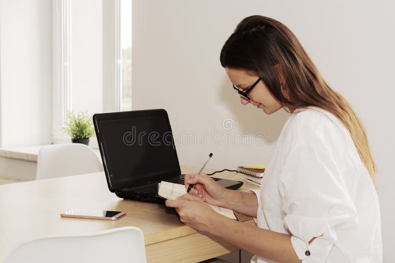Mujer Morena Joven Que Trabaja En La Oficina Imagen de archivo - Imagen ... Mujer Morena Joven Que Trabaja En La Oficina Imagen de archivo - Imagen ...