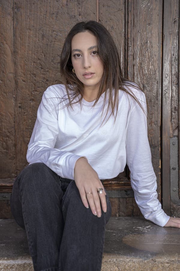 Mujer Joven Sentada Sentada Frente a Una Puerta De Madera Imagen de ... Mujer Joven Sentada Sentada Frente a Una Puerta De Madera Imagen de ...