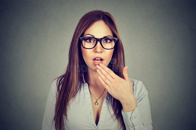 Una Mujer Sorprendida Y Sorprendente Con Los Brazos Que Cuelga Foto de ...