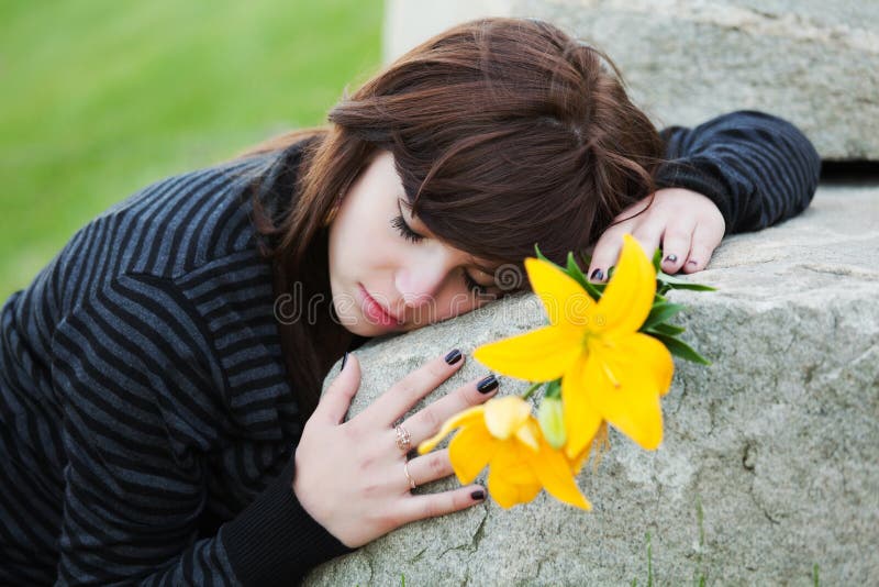 Mujer joven triste imagen de archivo. Imagen de piedra - 19539929