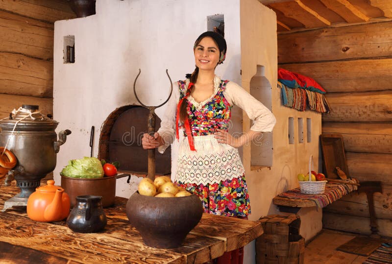 Mujer Joven Vestida En Ropa Rusa Tradicional Foto de archivo - Imagen ...