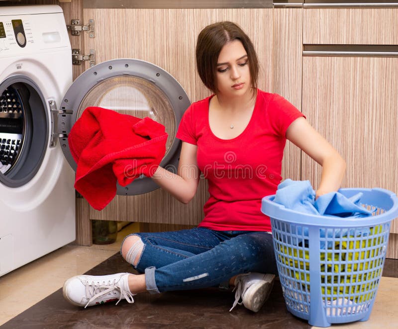 Mujer Lavando La Ropa En Casa Imagen de archivo - Imagen de secador ...