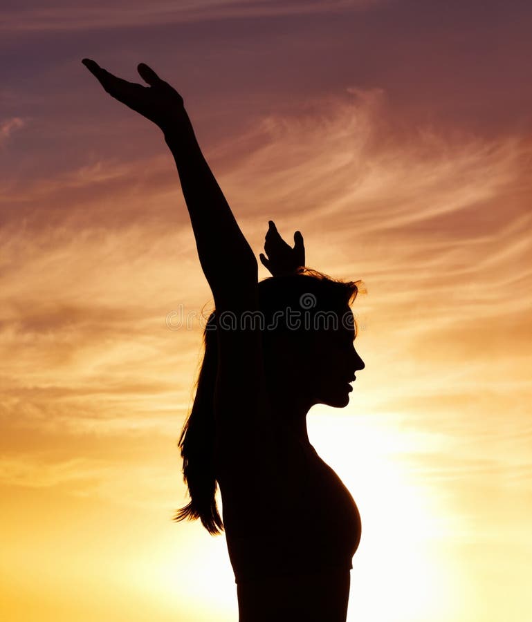 Mujer Libre Con Los Brazos Levantados Al Atardecer. Silueta De Libertad ... Mujer Libre Con Los Brazos Levantados Al Atardecer. Silueta De Libertad ...