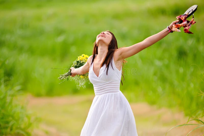 Mujer Libre Feliz En Alineada Foto de archivo - Imagen de hierba, feliz ...