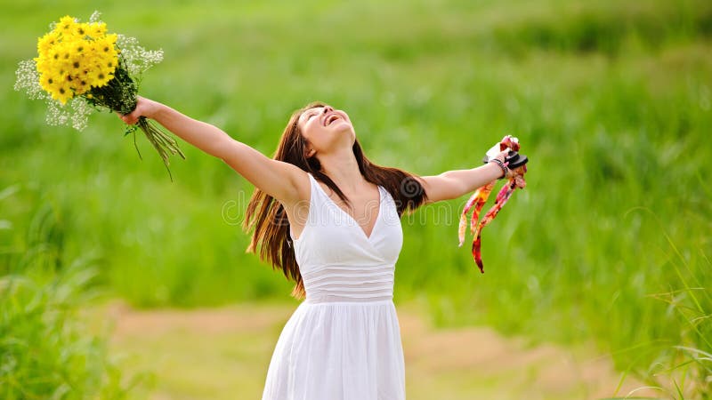 La Mujer Libre Feliz Es Salto Al Aire Libre Imagen de archivo - Imagen ...
