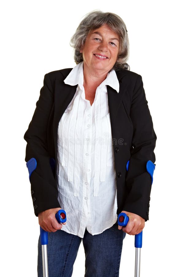 Mujer Lisiada Con Las Muletas Foto de archivo - Imagen de pensionista ...