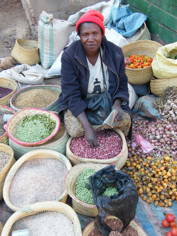 Mujer Malgache Del Canto Del Pueblo Y Del Baile Tradicionales ...