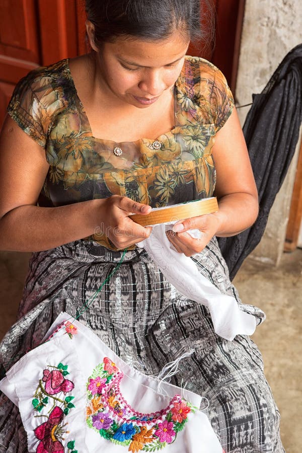 Mujer Maya En La Ropa Tradicional Que Sostiene Una Muñeca Foto de ...
