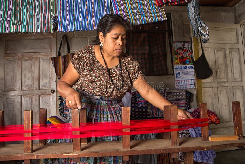 Mujer Maya En La Ropa Tradicional Que Sostiene Una Muñeca Foto de ...