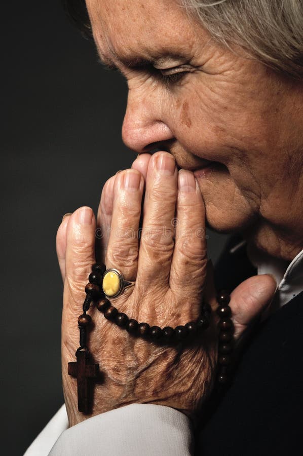 Mujer Mayor Que Ruega, Manos Abrochadas Juntas En Su Biblia Imagen de ...