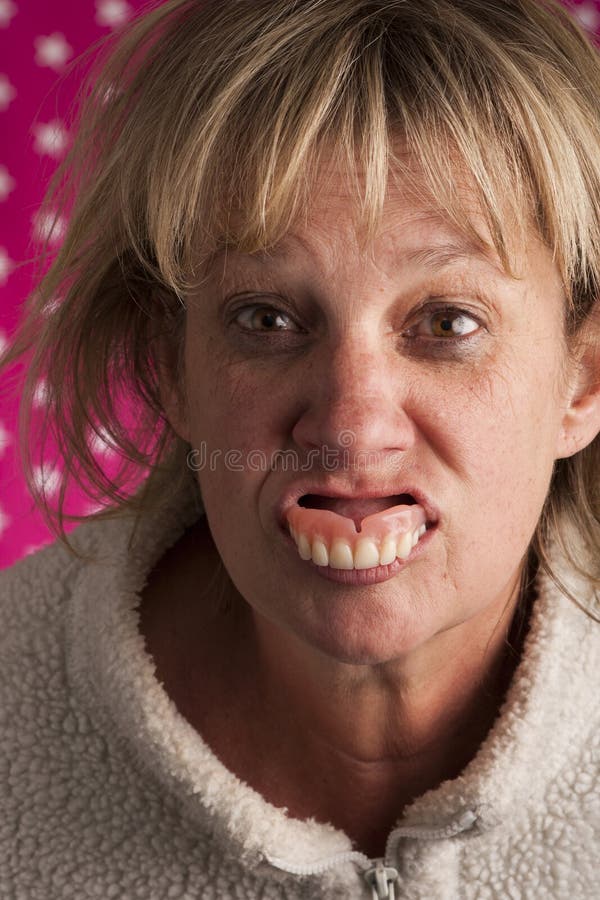 Hombre Mayor De Abarcamiento De La Mujer Madura Feliz Foto de archivo ...