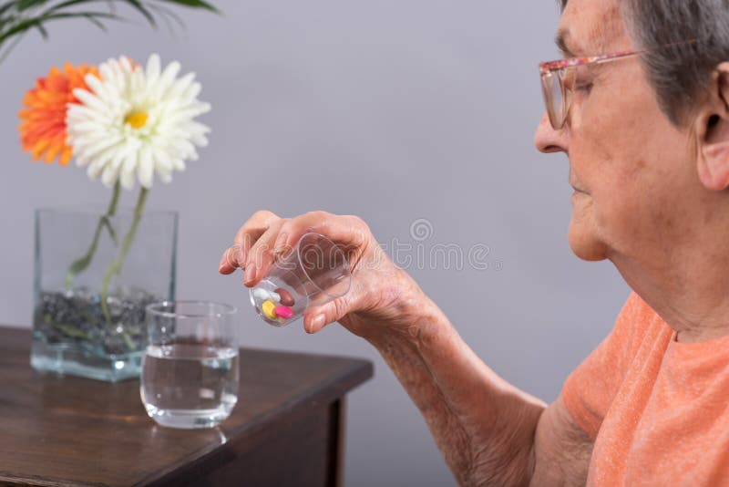 Mujer Mayor Que Toma La Medicación Imagen de archivo - Imagen de tomar ...