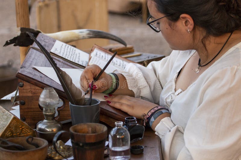 Mujer Medieval Del Escritor De La Tinta Imagen de archivo editorial ...