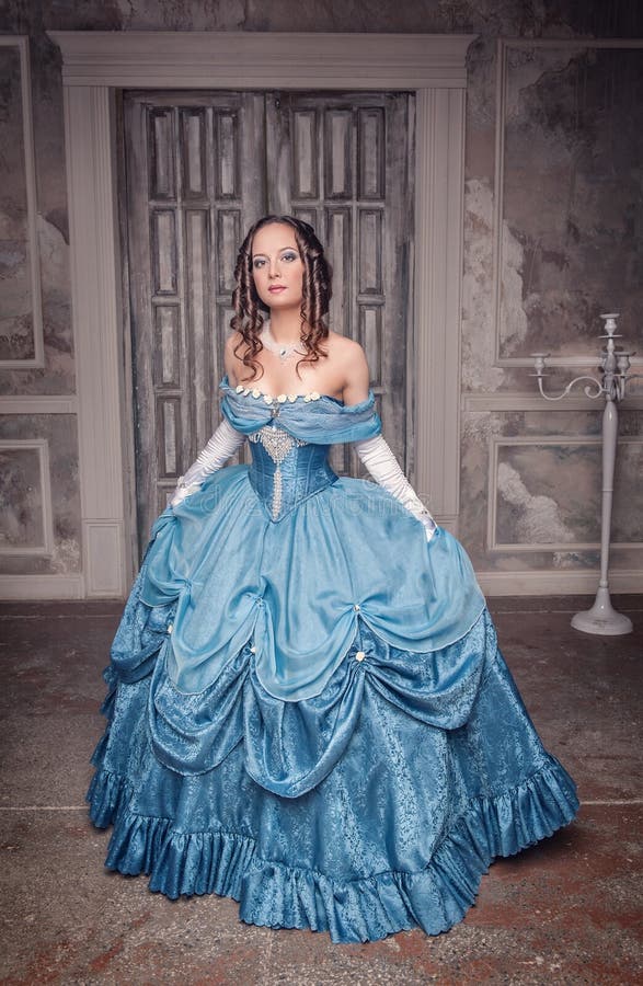 Mujer Medieval Hermosa En Vestido Azul Largo Imagen de archivo - Imagen ...