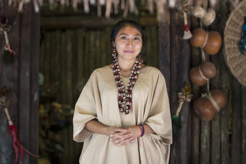Mujer Mexicana En Ropa Maya Imagen de archivo editorial - Imagen de ...