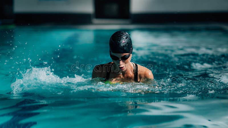 Mujer Nadando En La Piscina Foto de archivo - Imagen de ajuste ...