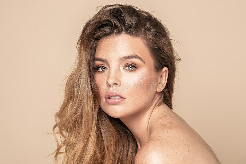 Mujer Natural Con Las Pecas Foto de archivo - Imagen de perfecto ...