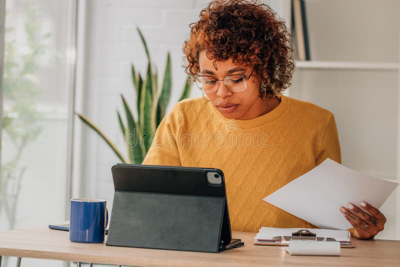 Mujer O Cliente Con Documentos Que Trabajan Con Laptop Imagen de ...