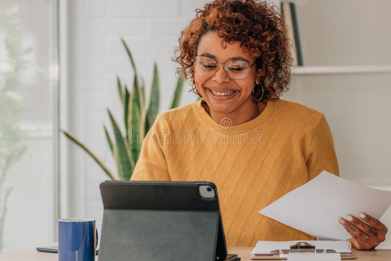 Mujer O Cliente Con Documentos Que Trabajan Con Laptop Imagen de ...