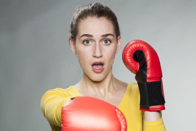 Mujer Pasmada 20s Que Quiere a Protegerse Contra Agresividad Imagen de ...