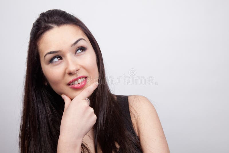 Mujer Creativa Y Pensativa Teniendo Una Idea Imagen de archivo - Imagen ...