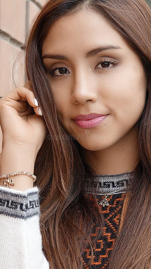 Mujer peruana bonita joven foto de archivo. Imagen de belleza - 109576888