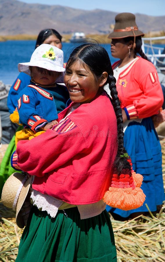 Mujer Peruana Nativa, Titicaca, Perú Imagen editorial - Imagen de ...