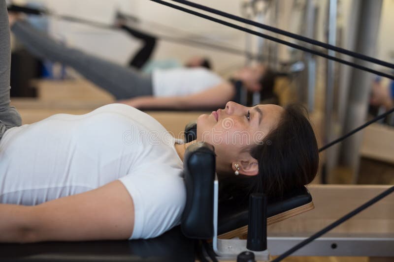 Mujer Pileta Estirando Deporte En Cama Reformadora Foto De Archivo Imagen De Persona