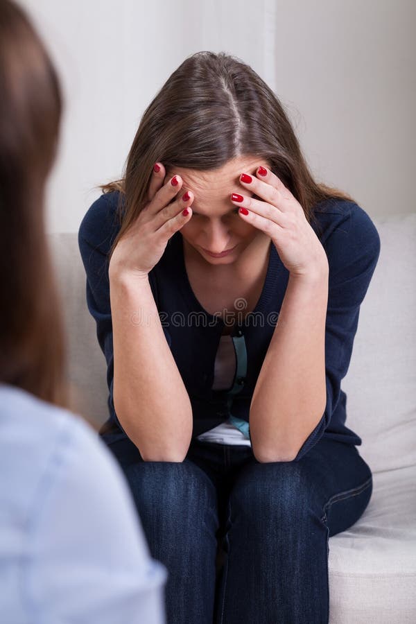 Mujer postrada en terapia imagen de archivo. Imagen de mental - 42608033