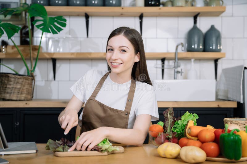 Mujer Preparando Comida Saludable En Su Cocina Foto de archivo - Imagen ...