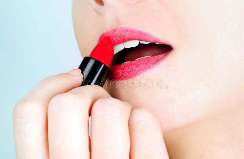 El Retrato De La Belleza Que Aplica El Lápiz Labial Rojo En Los Labios ...