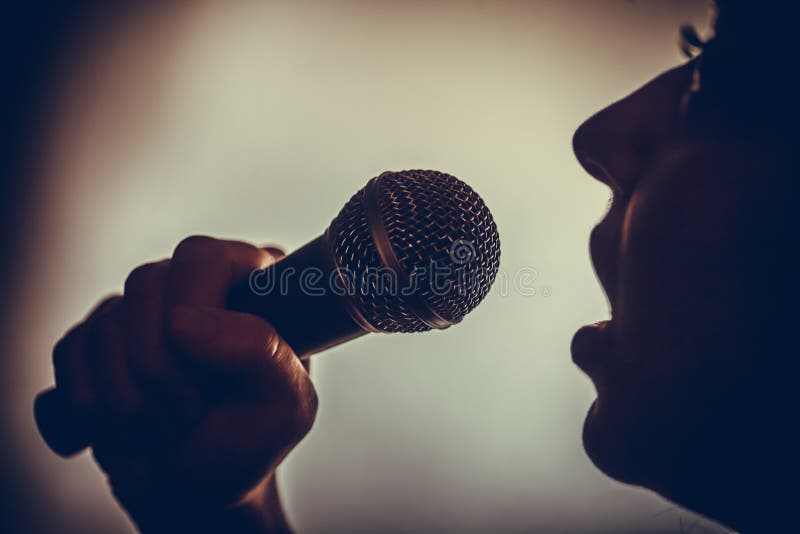 Silueta De Un Cantante Con El Micrófono Foto de archivo - Imagen de ...
