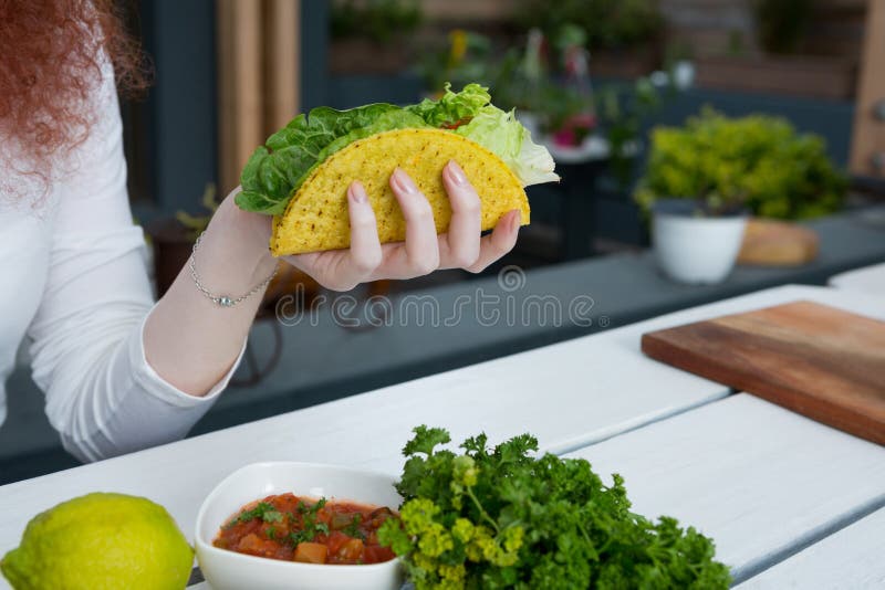 Mujer Que Come La Comida Mexicana Foto de archivo - Imagen de dieta ...