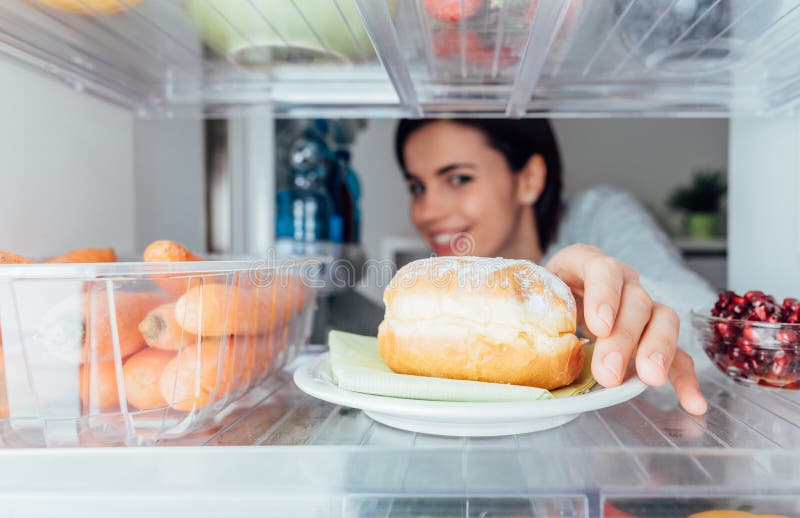 Mujer Que Come Un Bocado Malsano Foto de archivo - Imagen de ocasional ...