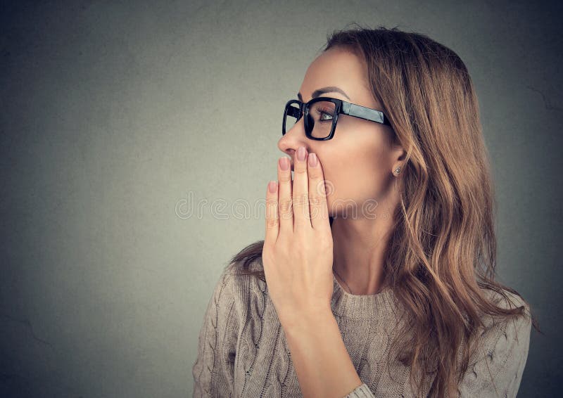 Mujer Secreta Muestra Femenina Joven Del Silencio De La Mano Que ...