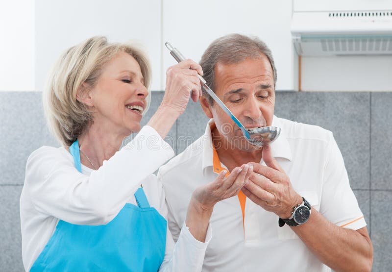 Mujer Que Deja Al Hombre Probar La Comida Foto de archivo - Imagen de ...