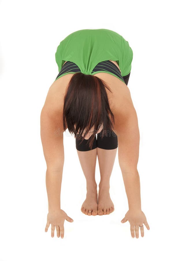 Mujer Que Dobla Haciendo La Mano De La Actitud De La Yoga Al Pie Imagen ... Mujer Que Dobla Haciendo La Mano De La Actitud De La Yoga Al Pie Imagen ...