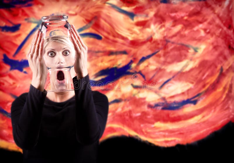 Mujer Que Grita Con La Cara Torcida Imagen de archivo - Imagen de ...