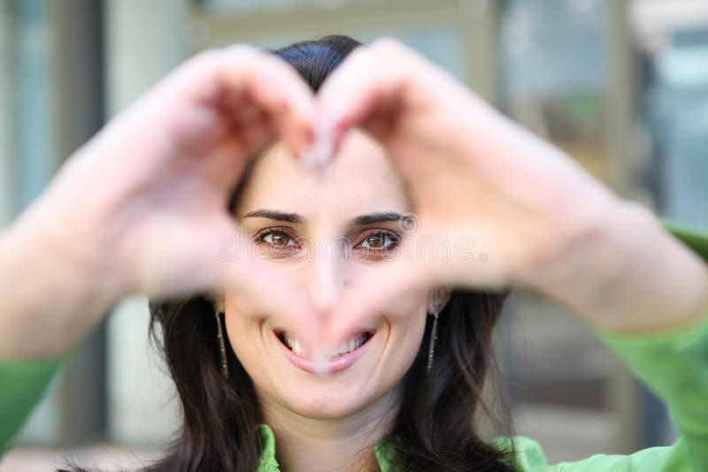 Mujer que hace el corazón foto de archivo. Imagen de fondo - 21071812